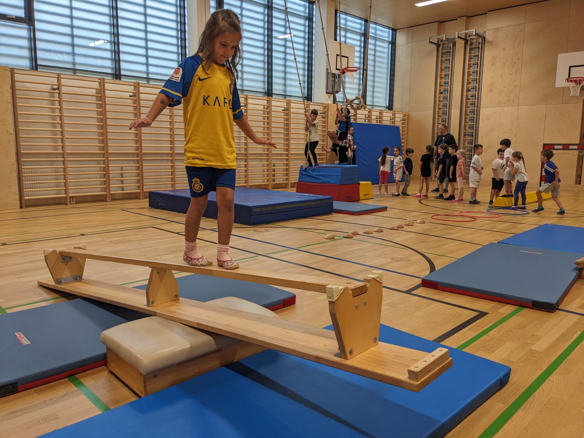 Mut tut gut im Fach Bewegung und Sport – Praxisvolksschule Wien